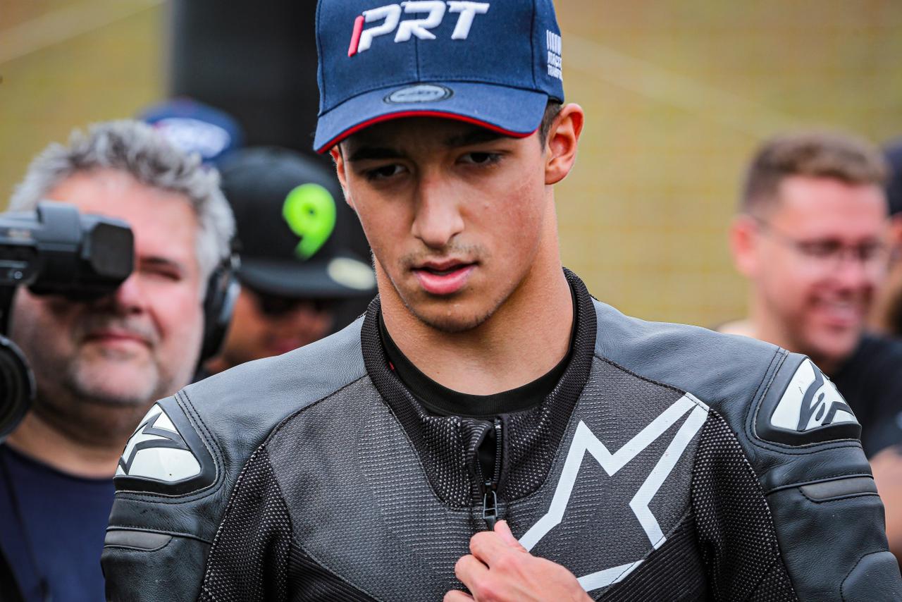 Theo Manna se mantém na briga pelo título